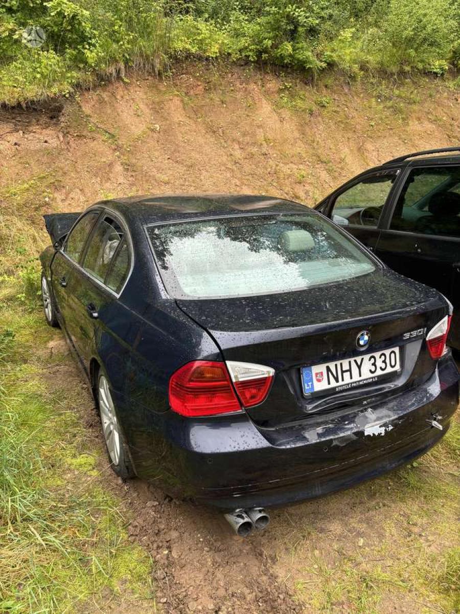 Black BMW 330 2006 in Kaunas, with an engine capacity of 2.98 L and mileage of 230 thousand km for 850 €, photo 3 on AUTOMOTO.COM.LV