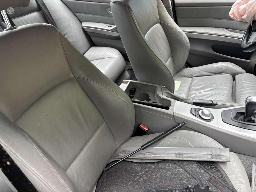Black BMW 330 2006 in Kaunas, with an engine capacity of 2.98 L and mileage of 230 thousand km for 850 €, photo 7 on AUTOMOTO.COM.LV