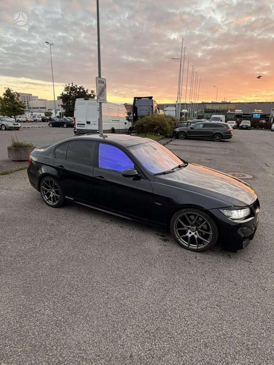 Black BMW 330 2006 in Vilnius, with an engine capacity of 2.99 L and mileage of 482 thousand km for 4300 €, photo 1 on AUTOMOTO.COM.LV
