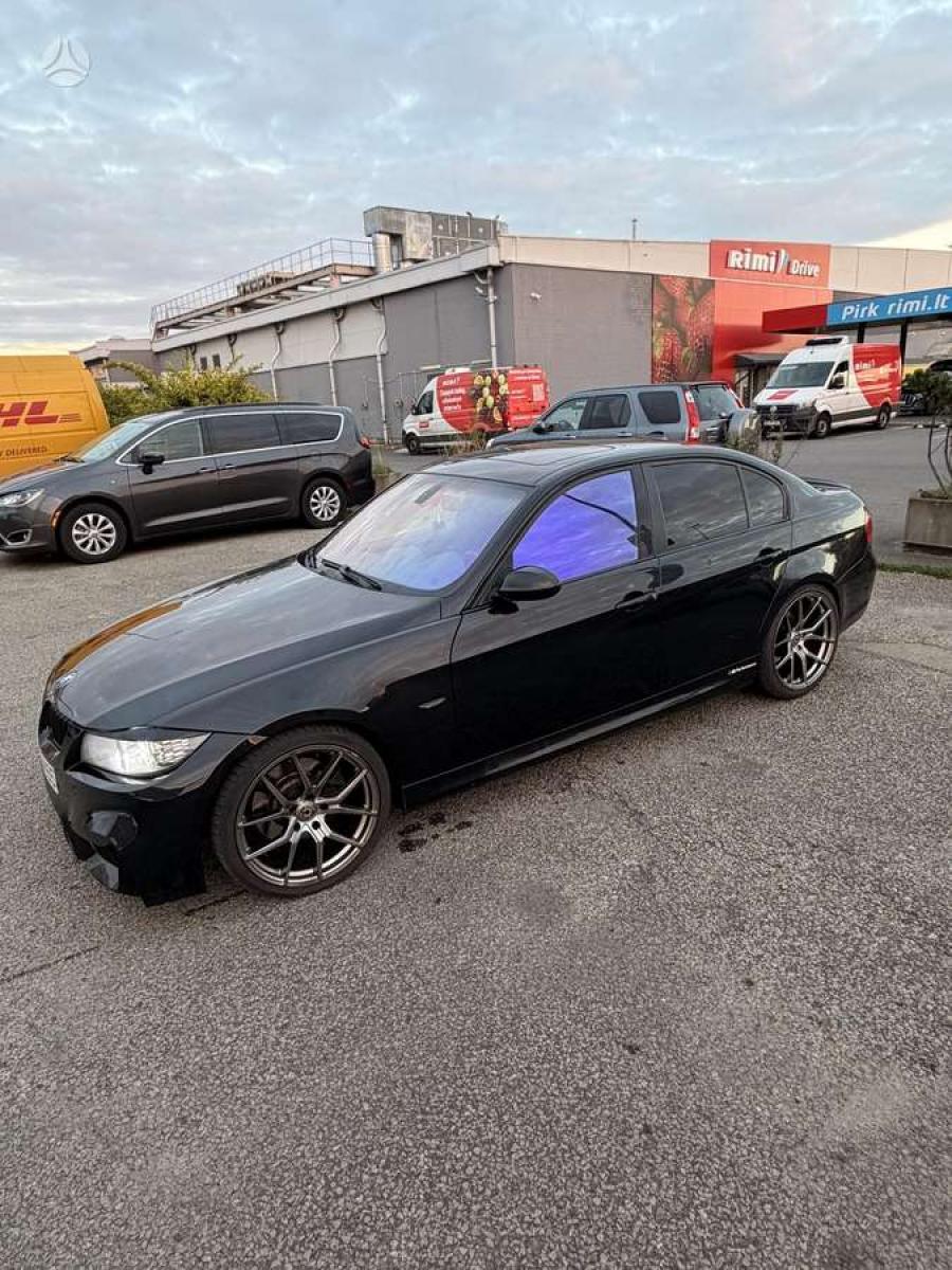 Black BMW 330 2006 in Vilnius, with an engine capacity of 2.99 L and mileage of 482 thousand km for 4300 €, photo 4 on AUTOMOTO.COM.LV