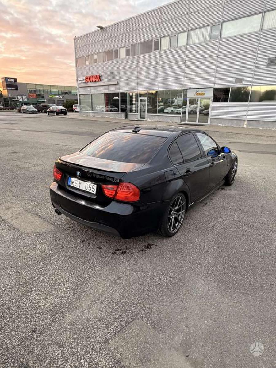 Black BMW 330 2006 in Vilnius, with an engine capacity of 2.99 L and mileage of 482 thousand km for 4300 €, photo 5 on AUTOMOTO.COM.LV