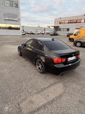 Black BMW 330 2006 in Vilnius, with an engine capacity of 2.99 L and mileage of 482 thousand km for 4300 €, photo 6 on AUTOMOTO.COM.LV