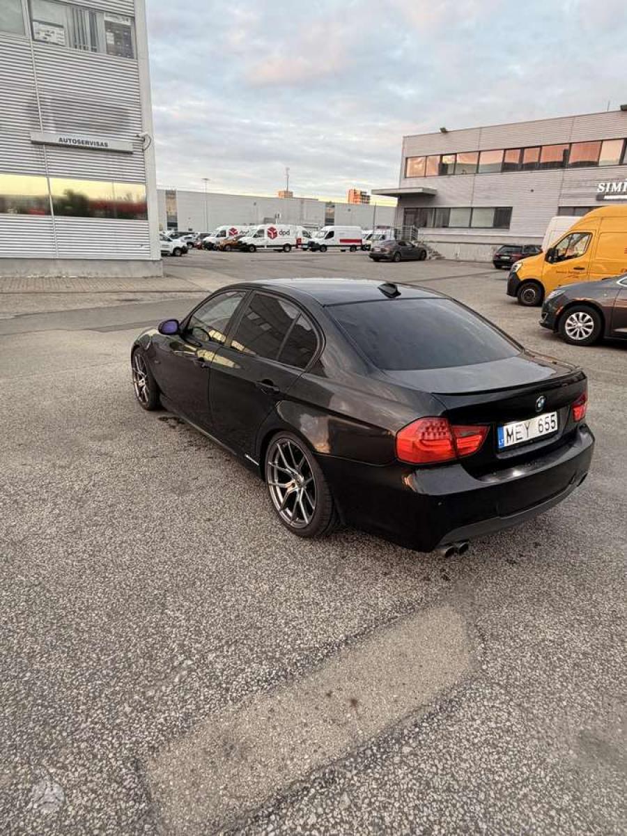 Black BMW 330 2006 in Vilnius, with an engine capacity of 2.99 L and mileage of 482 thousand km for 4300 €, photo 6 on AUTOMOTO.COM.LV