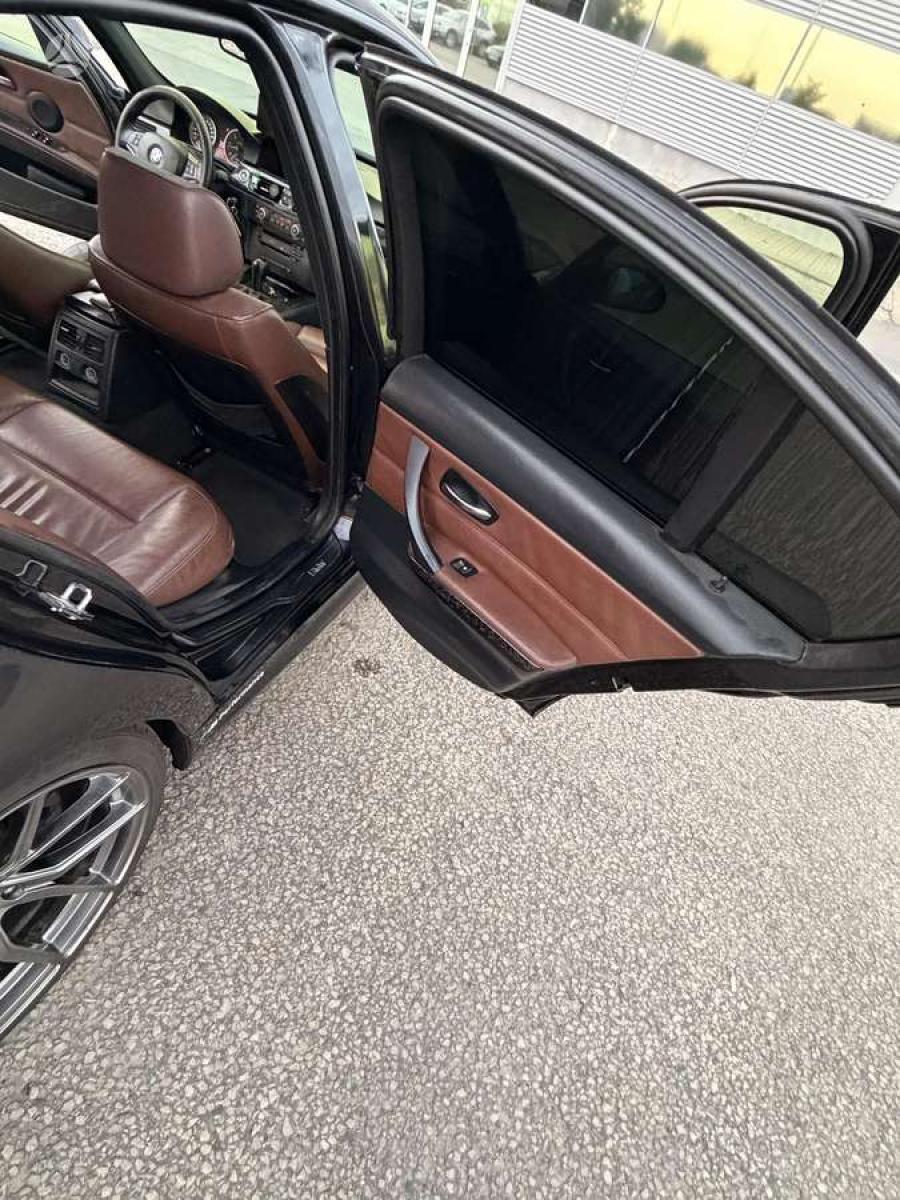 Black BMW 330 2006 in Vilnius, with an engine capacity of 2.99 L and mileage of 482 thousand km for 4300 €, photo 12 on AUTOMOTO.COM.LV