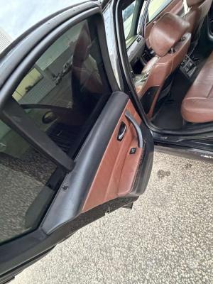 Black BMW 330 2006 in Vilnius, with an engine capacity of 2.99 L and mileage of 482 thousand km for 4300 €, photo 15 on AUTOMOTO.COM.LV