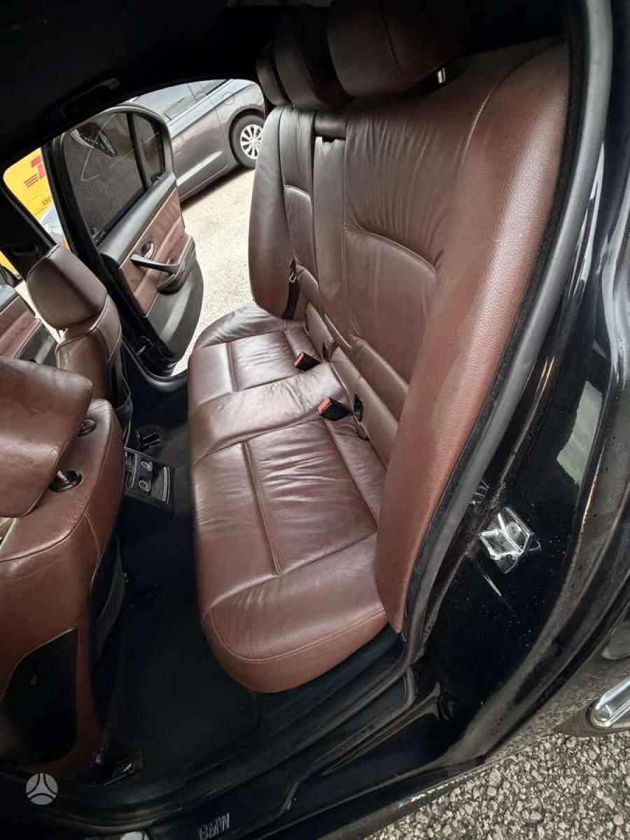 Black BMW 330 2006 in Vilnius, with an engine capacity of 2.99 L and mileage of 482 thousand km for 4300 €, photo 16 on AUTOMOTO.COM.LV