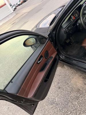 Black BMW 330 2006 in Vilnius, with an engine capacity of 2.99 L and mileage of 482 thousand km for 4300 €, photo 18 on AUTOMOTO.COM.LV