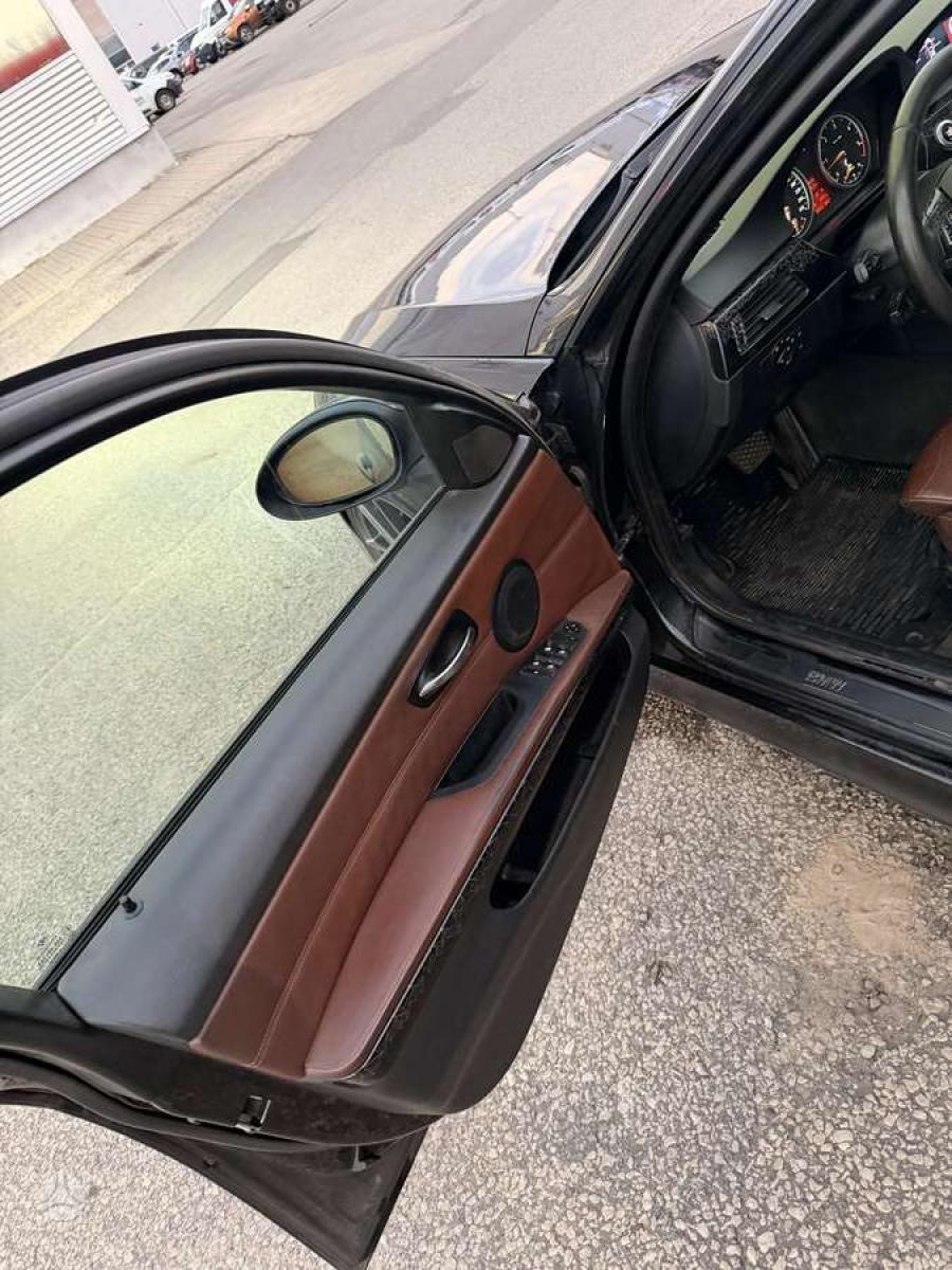 Black BMW 330 2006 in Vilnius, with an engine capacity of 2.99 L and mileage of 482 thousand km for 4300 €, photo 18 on AUTOMOTO.COM.LV