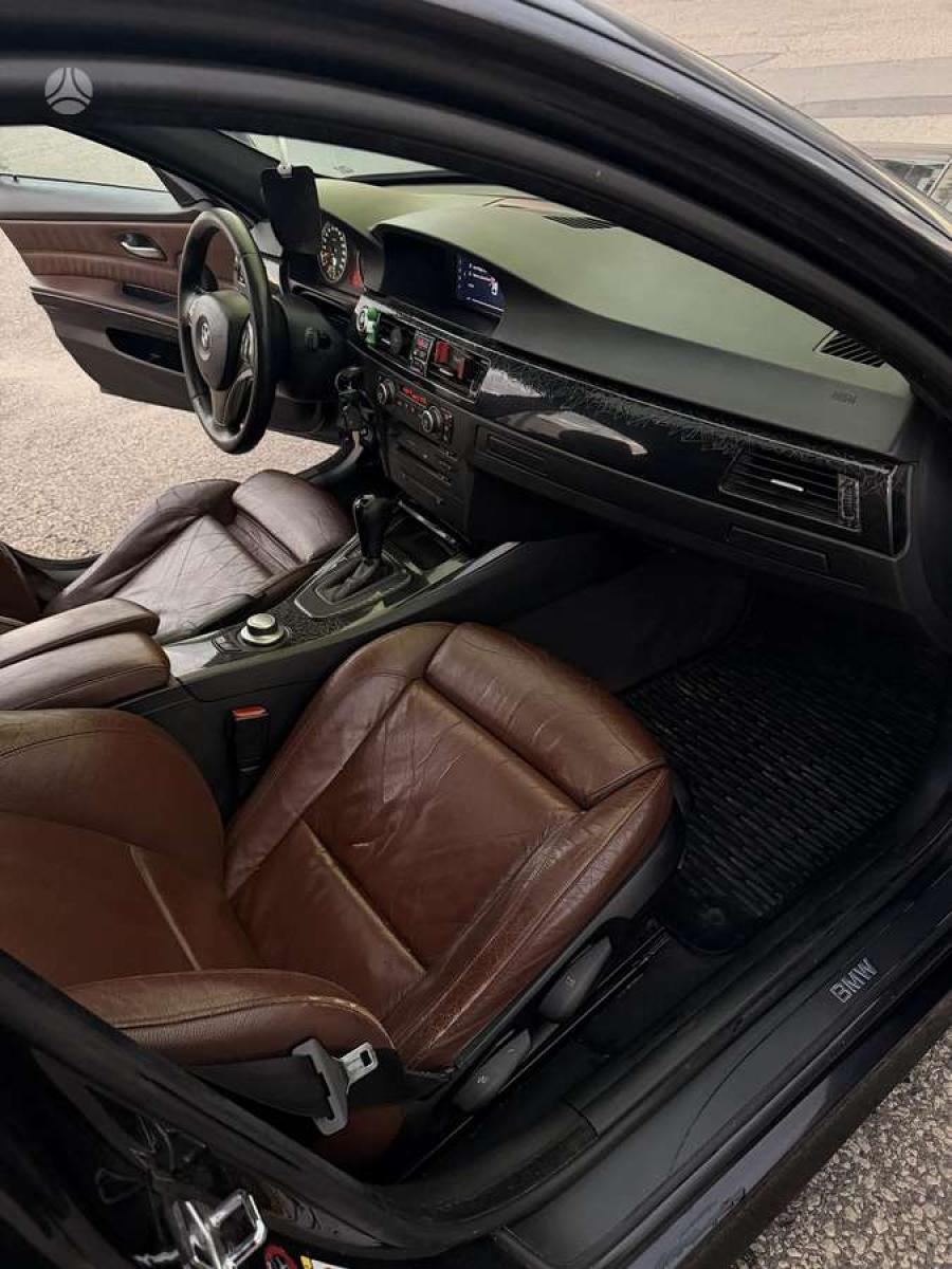 Black BMW 330 2006 in Vilnius, with an engine capacity of 2.99 L and mileage of 482 thousand km for 4300 €, photo 21 on AUTOMOTO.COM.LV