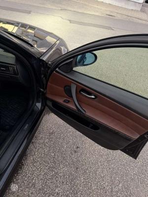 Black BMW 330 2006 in Vilnius, with an engine capacity of 2.99 L and mileage of 482 thousand km for 4300 €, photo 22 on AUTOMOTO.COM.LV