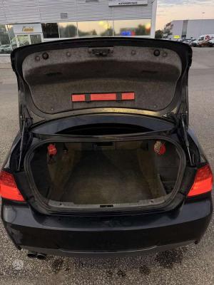 Black BMW 330 2006 in Vilnius, with an engine capacity of 2.99 L and mileage of 482 thousand km for 4300 €, photo 25 on AUTOMOTO.COM.LV