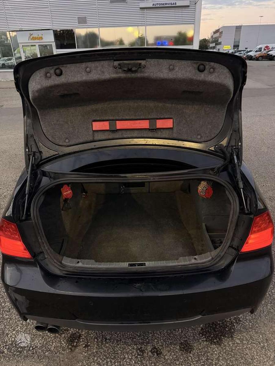 Black BMW 330 2006 in Vilnius, with an engine capacity of 2.99 L and mileage of 482 thousand km for 4300 €, photo 25 on AUTOMOTO.COM.LV