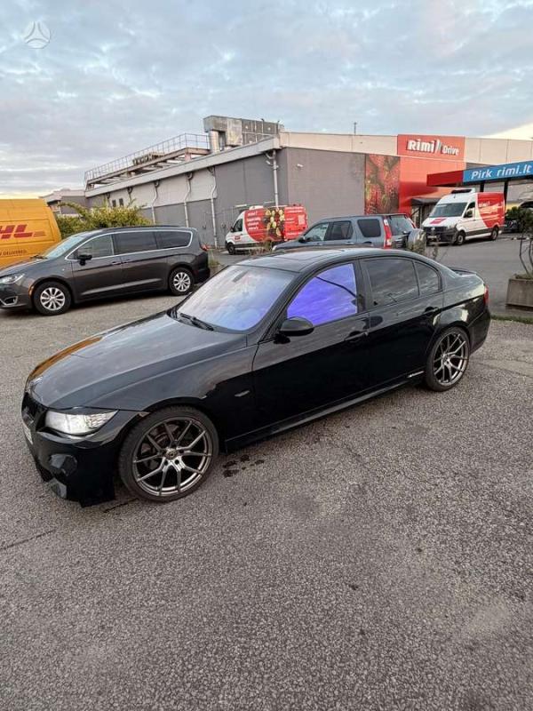 Melns BMW 330 2006 Viļņa, ar dzinēja tilpumu 2.99 L un nobraukumu 482 tūkst. km par 4300 €, foto 4 vietnē AUTOMOTO.COM.LV
