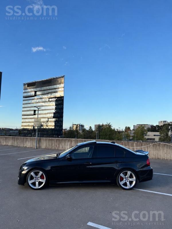 Black BMW 330 2006 in Riga, with an engine capacity of 3.00 L and mileage of 307 thousand km for 7900 €, photo 3 on AUTOMOTO.COM.LV