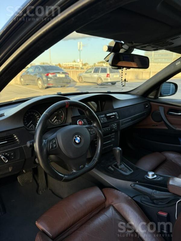 Black BMW 330 2006 in Riga, with an engine capacity of 3.00 L and mileage of 307 thousand km for 7900 €, photo 6 on AUTOMOTO.COM.LV