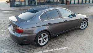 Black BMW 330 2007 in Kaunas, with an engine capacity of 3.00 L and mileage of 355 thousand km for 4750 €, photo 17 on AUTOMOTO.COM.LV