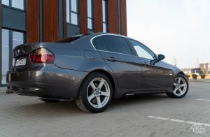 Black BMW 330 2007 in Kaunas, with an engine capacity of 3.00 L and mileage of 355 thousand km for 4750 €, photo 25 on AUTOMOTO.COM.LV
