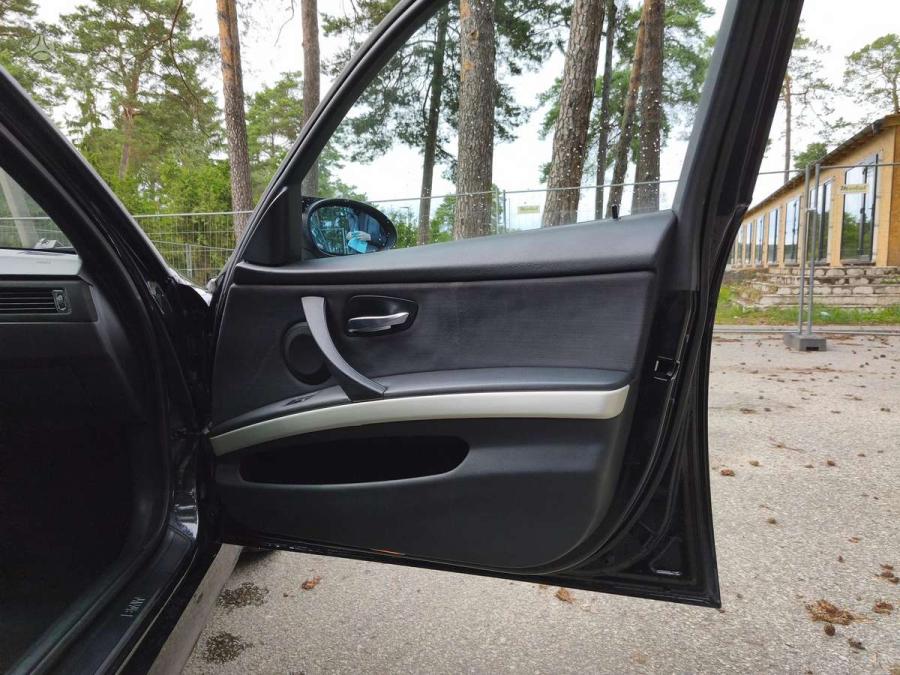 Black BMW 330 2007 in Vilnius, with an engine capacity of 2.99 L and mileage of 359 thousand km for 6600 €, photo 13 on AUTOMOTO.COM.LV