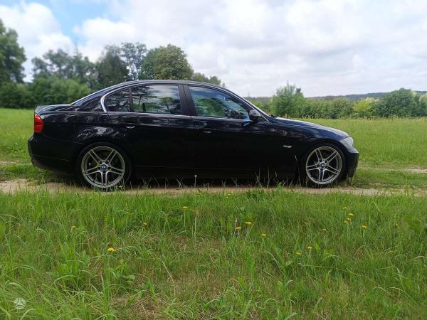 Black BMW 330 2008 in Kaunas, with an engine capacity of 3.00 L and mileage of 271 thousand km for 5890 €, photo 4 on AUTOMOTO.COM.LV
