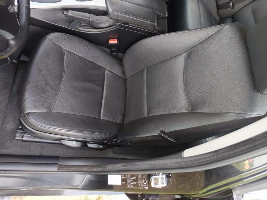 Melns BMW 330 2008 Kauņa, ar dzinēja tilpumu 3.00 L un nobraukumu 271 tūkst. km par 5890 €, foto 18 vietnē AUTOMOTO.COM.LV