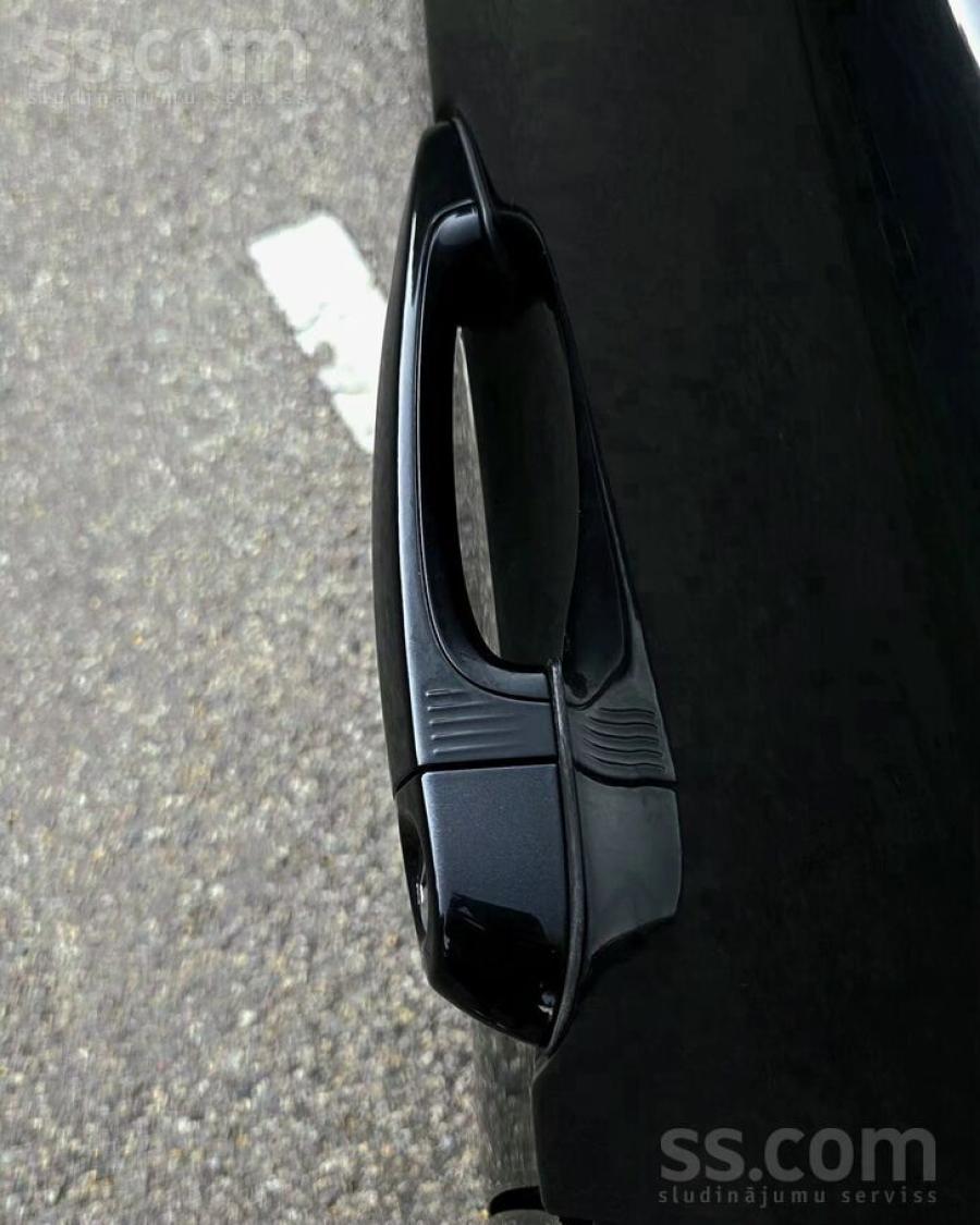 Black BMW 330 2008 in Riga, with an engine capacity of 3.00 L and mileage of 352 thousand km for 7700 €, photo 15 on AUTOMOTO.COM.LV
