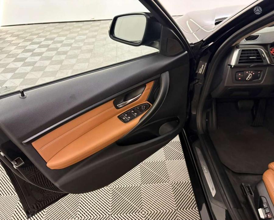 Melns BMW 330 2015 Marijampole, ar dzinēja tilpumu 2.99 L un nobraukumu 242 tūkst. km par 13999 €, foto 25 vietnē AUTOMOTO.COM.LV