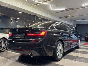 Black BMW 330 2019 in Riga, with an engine capacity of 2.00 L and mileage of 98 thousand km for 26995 €, photo 3 on AUTOMOTO.COM.LV