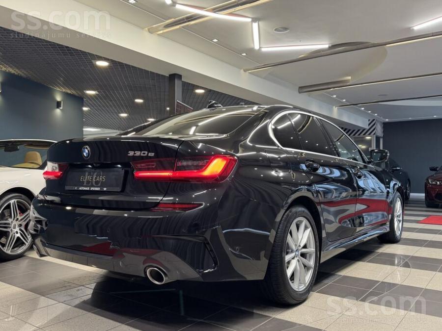 Black BMW 330 2019 in Riga, with an engine capacity of 2.00 L and mileage of 98 thousand km for 26995 €, photo 3 on AUTOMOTO.COM.LV