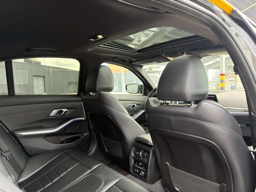 Black BMW 330 2019 in Vilnius, with an engine capacity of 2.00 L and mileage of 56 thousand km for 27600 €, photo 49 on AUTOMOTO.COM.LV