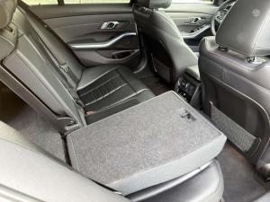 Black BMW 330 2019 in Vilnius, with an engine capacity of 2.00 L and mileage of 56 thousand km for 27600 €, photo 51 on AUTOMOTO.COM.LV