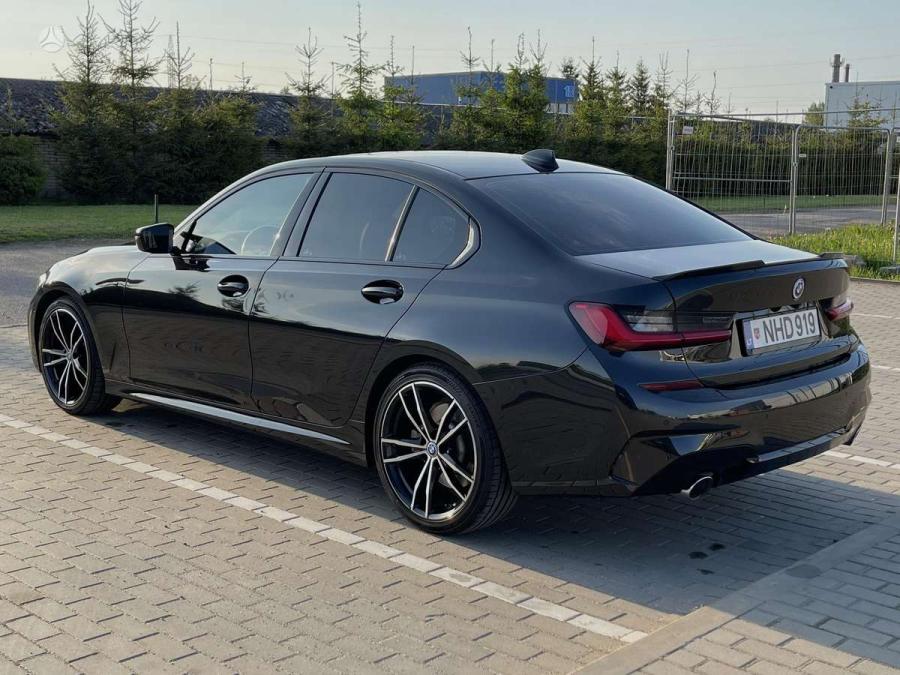 Black BMW 330 2019 in Kaunas, with an engine capacity of 2.00 L and mileage of 100 thousand km for 27300 €, photo 4 on AUTOMOTO.COM.LV