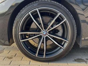 Black BMW 330 2019 in Kaunas, with an engine capacity of 2.00 L and mileage of 100 thousand km for 27300 €, photo 8 on AUTOMOTO.COM.LV
