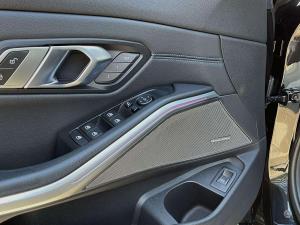 Black BMW 330 2019 in Kaunas, with an engine capacity of 2.00 L and mileage of 100 thousand km for 27300 €, photo 10 on AUTOMOTO.COM.LV