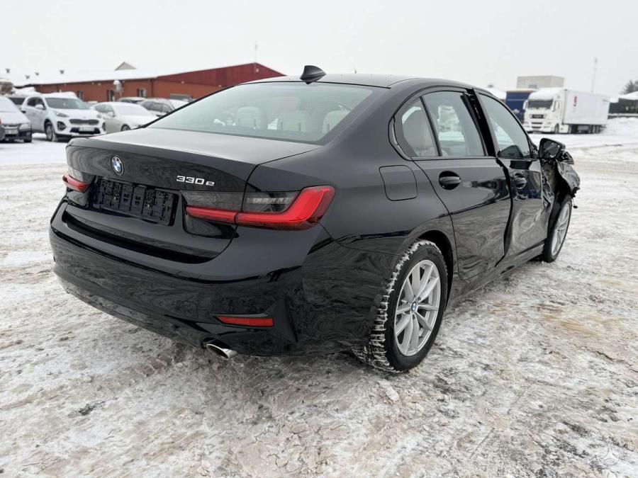 Melns BMW 330 2020 Kauņa, ar dzinēja tilpumu 2.00 L un nobraukumu 68 tūkst. km par 8800 €, foto 4 vietnē AUTOMOTO.COM.LV