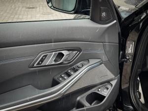 Melns BMW 330 2020 Rīga, ar dzinēja tilpumu 2.00 L un nobraukumu 149 tūkst. km par 24300 €, foto 29 vietnē AUTOMOTO.COM.LV
