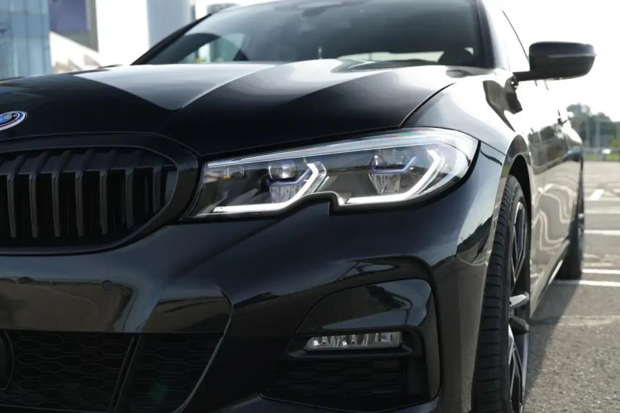Black BMW 330 2020 in Riga, with an engine capacity of 2.00 L and mileage of 98 thousand km for 31000 €, photo 3 on AUTOMOTO.COM.LV