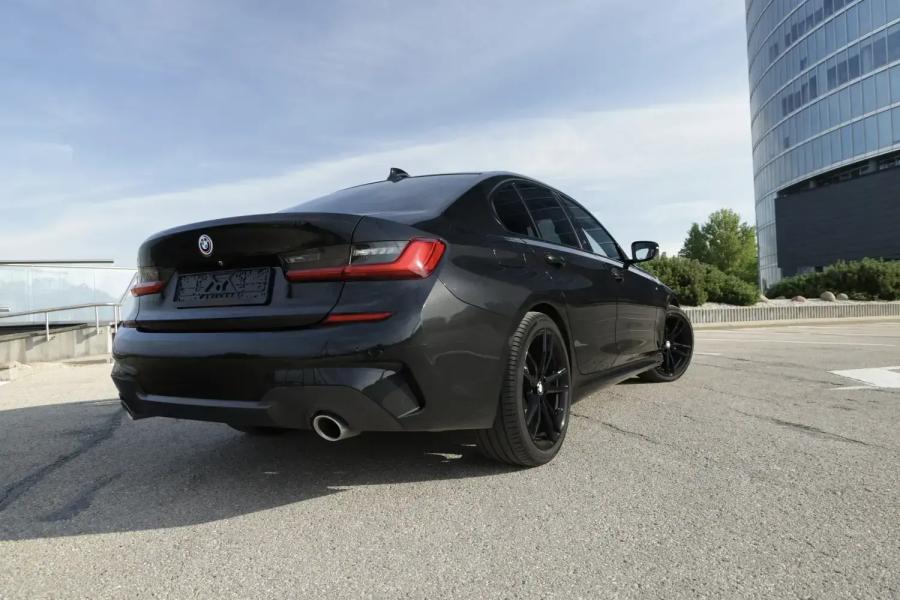 Black BMW 330 2020 in Riga, with an engine capacity of 2.00 L and mileage of 98 thousand km for 31000 €, photo 4 on AUTOMOTO.COM.LV
