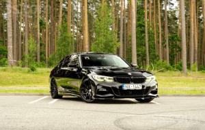 Black BMW 330 2020 in Riga, with an engine capacity of 2.00 L and mileage of 88 thousand km for 28590 €, photo 3 on AUTOMOTO.COM.LV