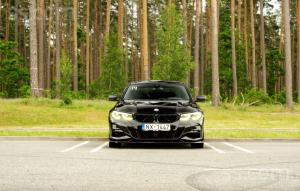 Black BMW 330 2020 in Riga, with an engine capacity of 2.00 L and mileage of 88 thousand km for 28590 €, photo 4 on AUTOMOTO.COM.LV