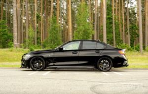 Black BMW 330 2020 in Riga, with an engine capacity of 2.00 L and mileage of 88 thousand km for 28590 €, photo 5 on AUTOMOTO.COM.LV