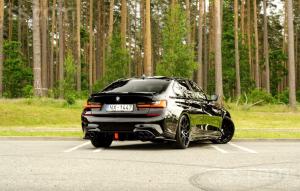 Black BMW 330 2020 in Riga, with an engine capacity of 2.00 L and mileage of 88 thousand km for 28590 €, photo 6 on AUTOMOTO.COM.LV