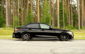 Black BMW 330 2020 in Riga, with an engine capacity of 2.00 L and mileage of 88 thousand km for 28590 €, photo 9 on AUTOMOTO.COM.LV