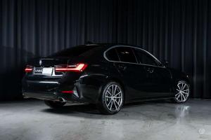 Black BMW 330 2020 in Vilnius, with an engine capacity of 2.00 L and mileage of 113 thousand km for 21999 €, photo 5 on AUTOMOTO.COM.LV