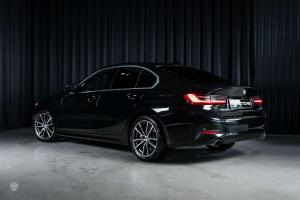Black BMW 330 2020 in Vilnius, with an engine capacity of 2.00 L and mileage of 113 thousand km for 21999 €, photo 7 on AUTOMOTO.COM.LV