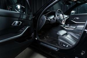 Black BMW 330 2020 in Vilnius, with an engine capacity of 2.00 L and mileage of 113 thousand km for 21999 €, photo 14 on AUTOMOTO.COM.LV