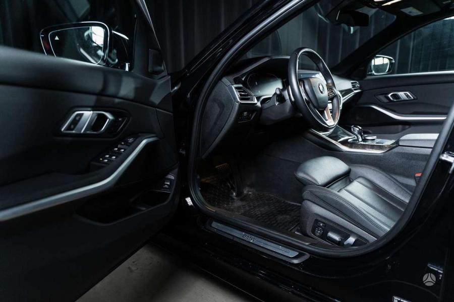 Black BMW 330 2020 in Vilnius, with an engine capacity of 2.00 L and mileage of 113 thousand km for 21999 €, photo 14 on AUTOMOTO.COM.LV