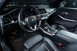 Black BMW 330 2020 in Vilnius, with an engine capacity of 2.00 L and mileage of 113 thousand km for 21999 €, photo 16 on AUTOMOTO.COM.LV