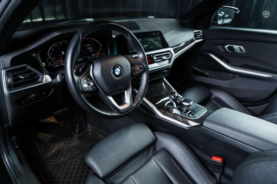 Black BMW 330 2020 in Vilnius, with an engine capacity of 2.00 L and mileage of 113 thousand km for 21999 €, photo 16 on AUTOMOTO.COM.LV