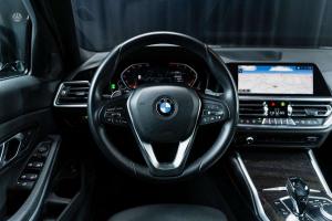 Black BMW 330 2020 in Vilnius, with an engine capacity of 2.00 L and mileage of 113 thousand km for 21999 €, photo 18 on AUTOMOTO.COM.LV