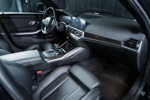 Black BMW 330 2020 in Vilnius, with an engine capacity of 2.00 L and mileage of 113 thousand km for 21999 €, photo 26 on AUTOMOTO.COM.LV